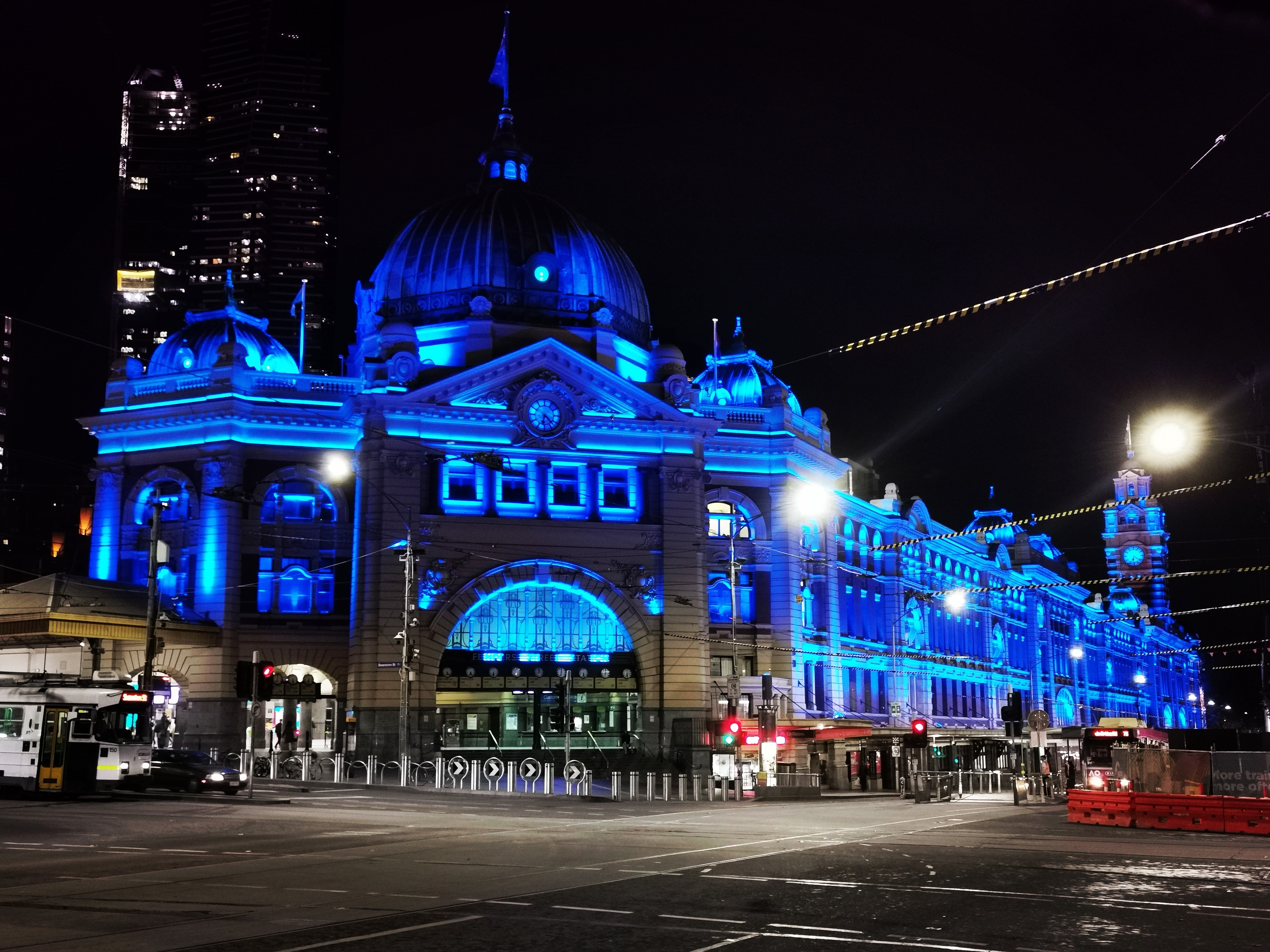 Flinders Street bathed in blue to remember fallen police | Metro Trains